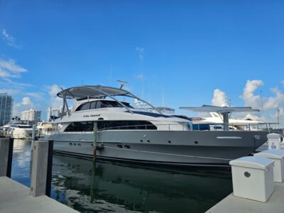 Hybrid boat with solar panels and batteries to improve efficiency